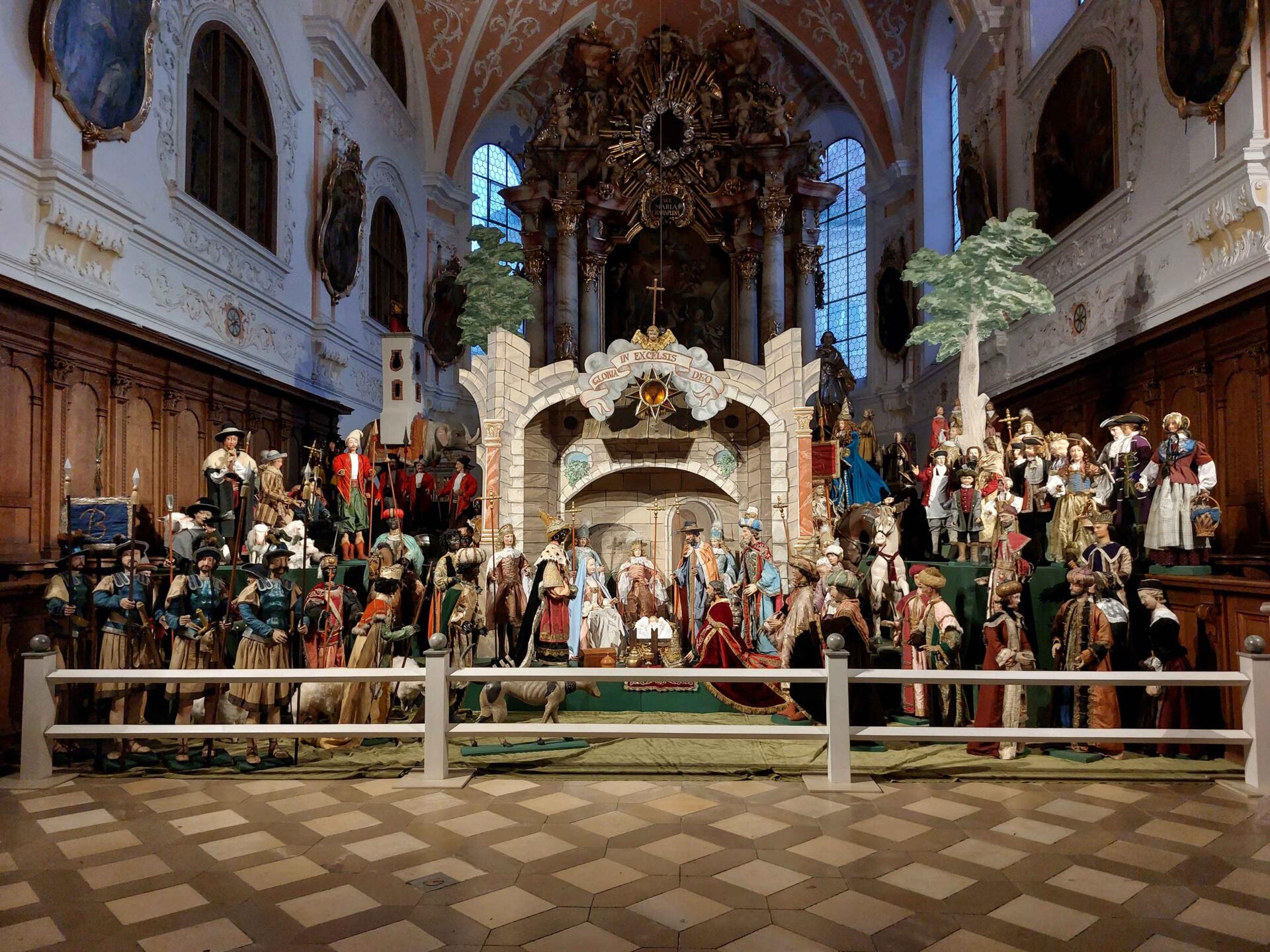 Das "Wachsen" der Krippe in der Jesuitenkirche - Bistum Augsburg